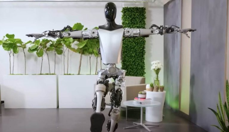 Robot Optimus di Tesla: ora riesce a interagire con il mondo fisico | VIDEO